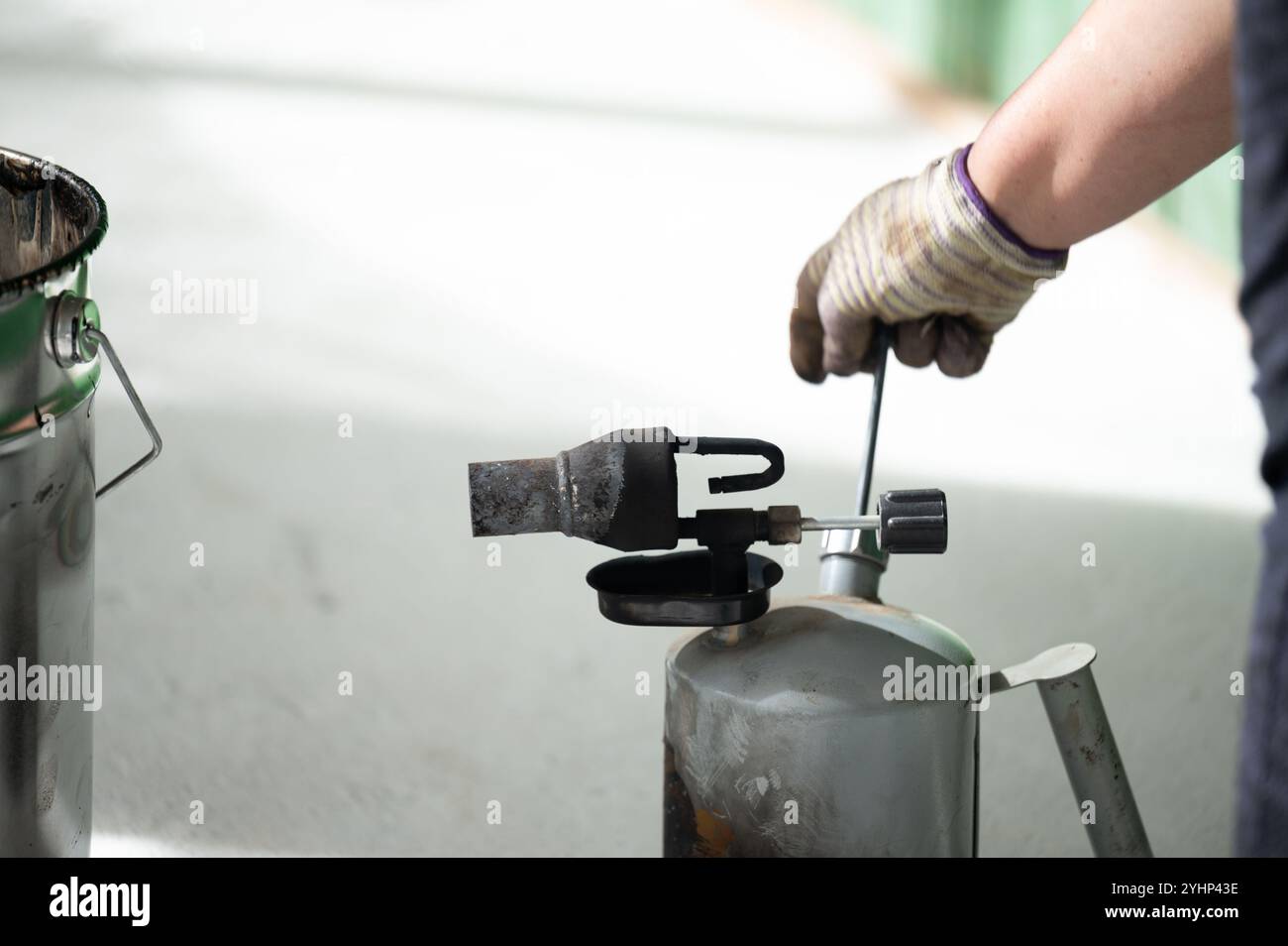 The method of heating resin in a bucket using a kerosene lamp at home ...