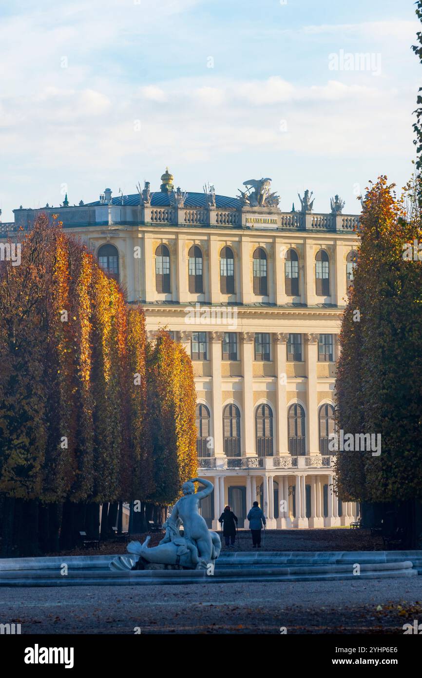 Vienna: Schloss Schönbrunn Palace and park, main facade, naiad fountain ...