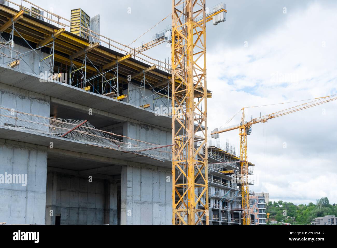 Building that is being built, concrete and sticking fittings ...