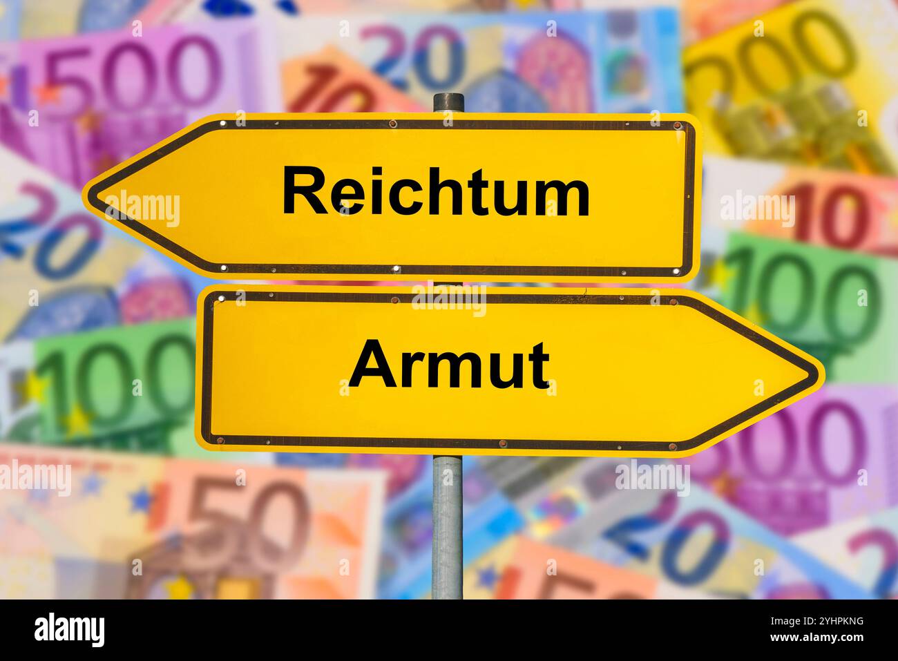 Reichtum und Armut Zwei Wegweiser über einer Menge Euro-Bargeld zeigen ...