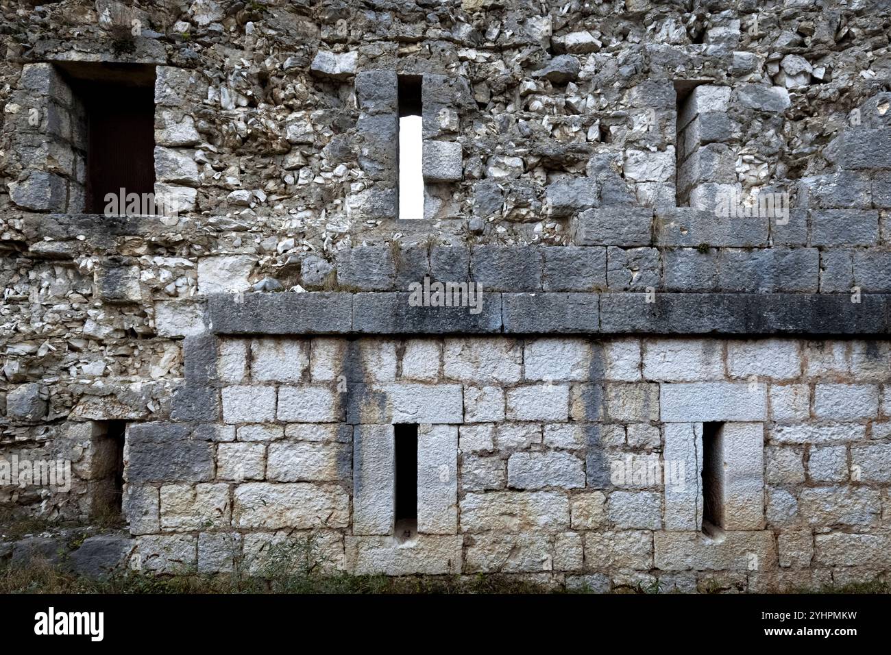 Tagliata delle Fontanelle:the perimeter wall of the 19th century ...