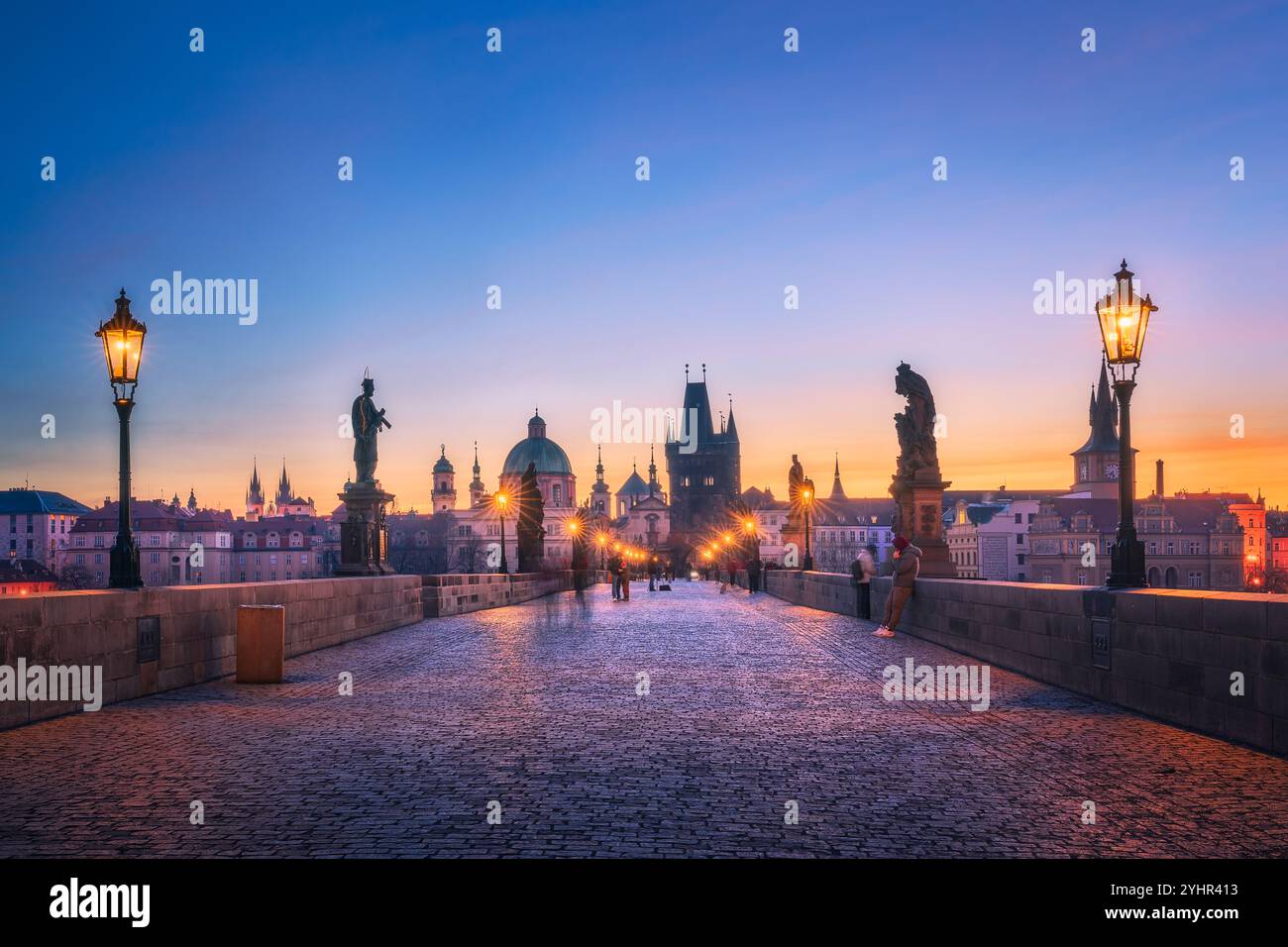 Charles bridge people walk sunrise hi-res stock photography and images ...