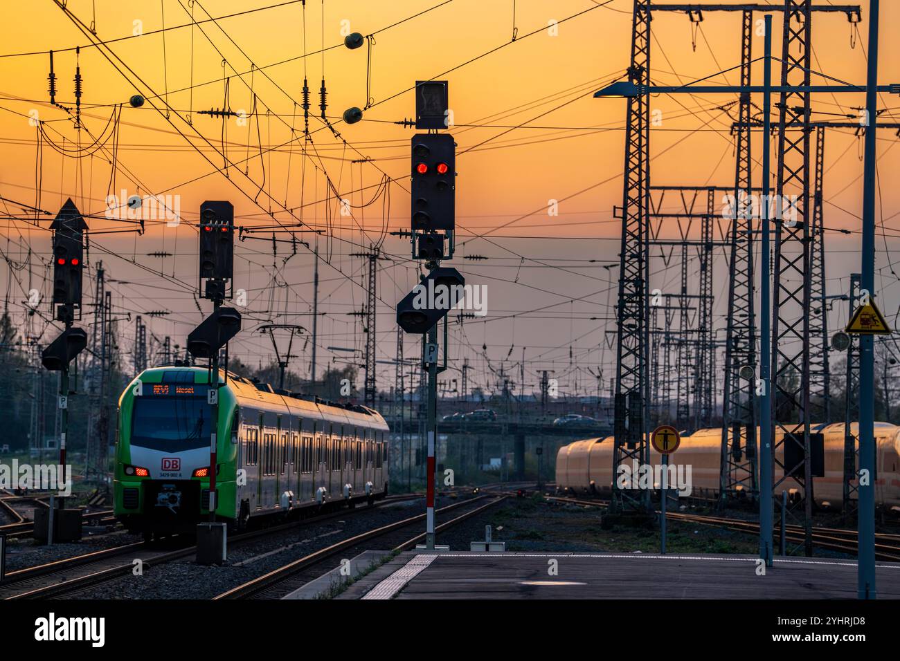 Regional-Express, RE49 Wupper-Lippe-Express, leaving the main station ...