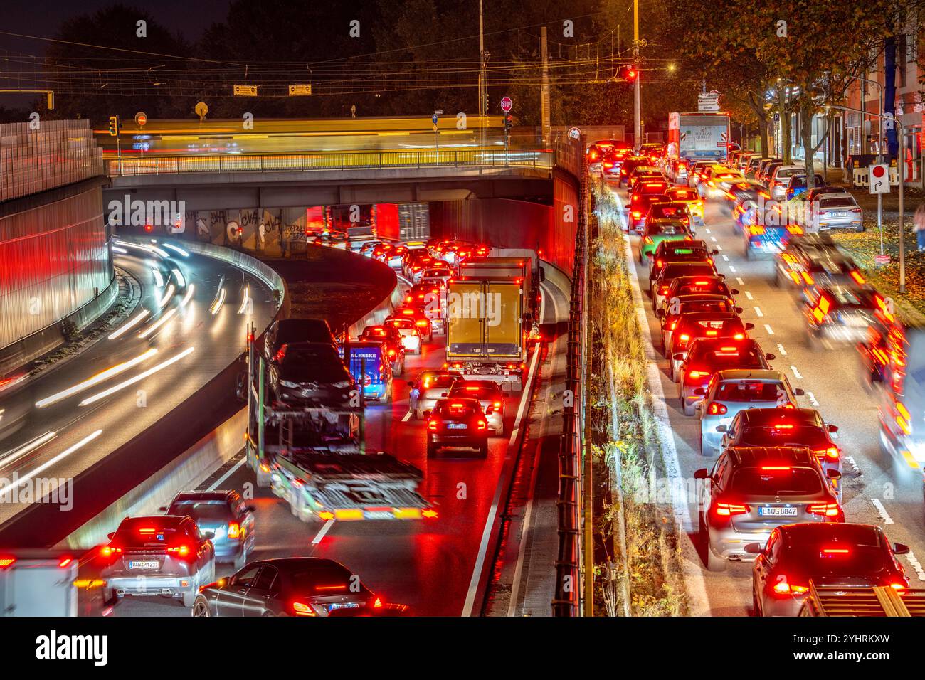 Evening traffic, partly with congestion, slow-moving traffic on the A40 ...