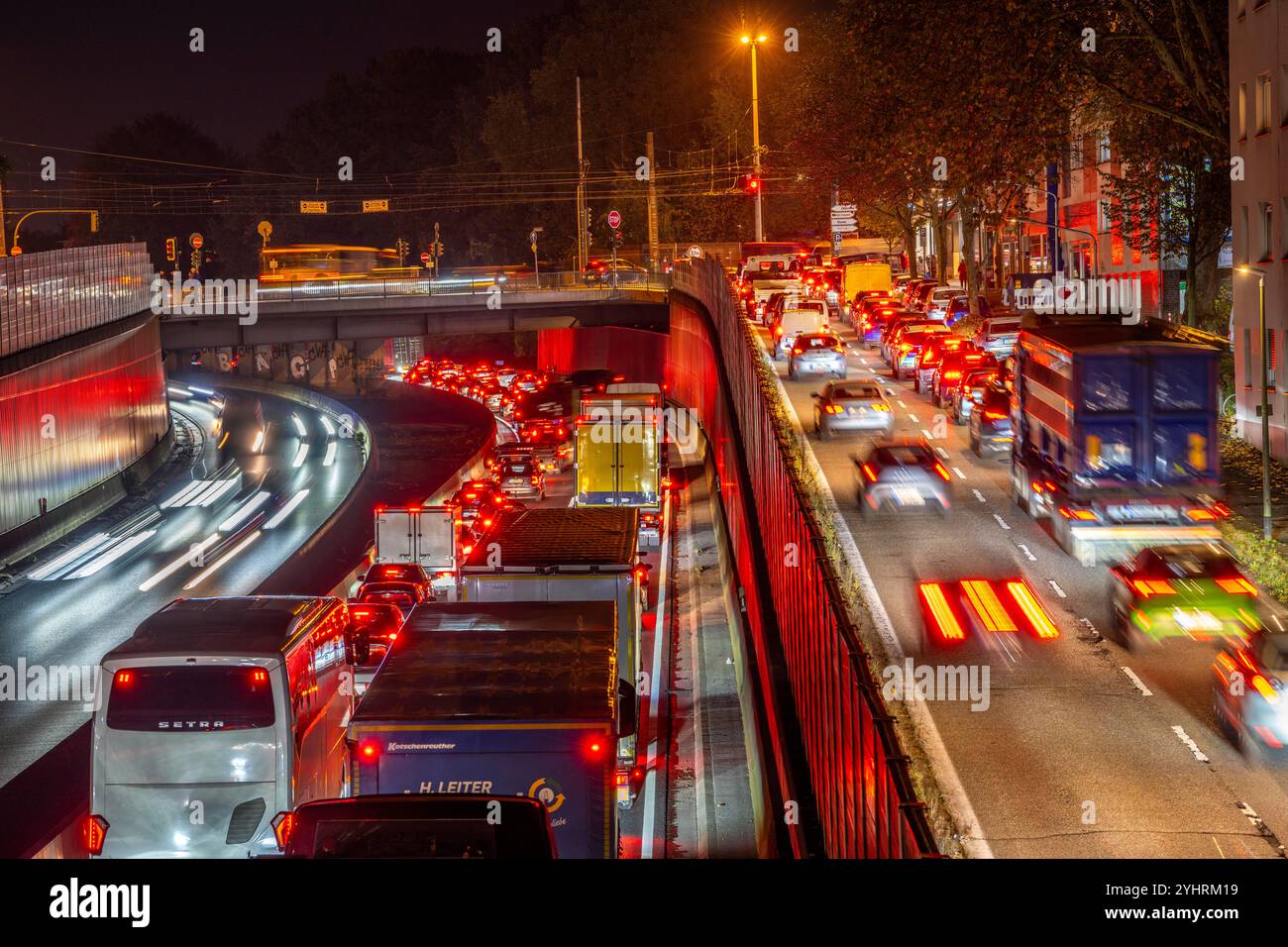 Evening traffic, partly with congestion, slow-moving traffic on the A40 ...