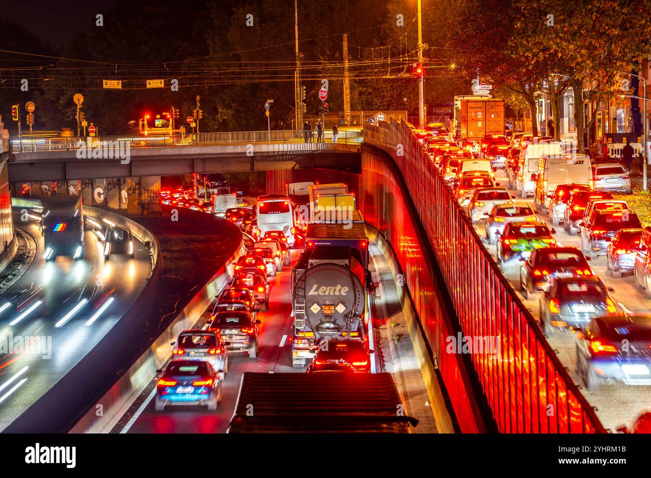 Evening traffic, partly with congestion, slow-moving traffic on the A40 ...