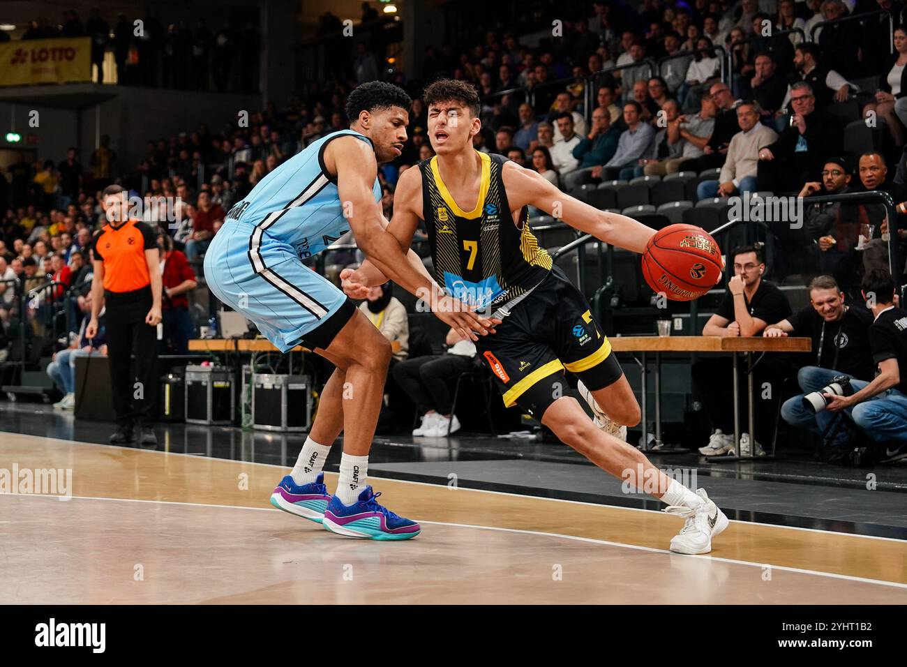 Vasillis Kazamias (Aris Midea Thessaloniki, #07) im Dribbling, gegen Jordan Barnett (Veolia ...