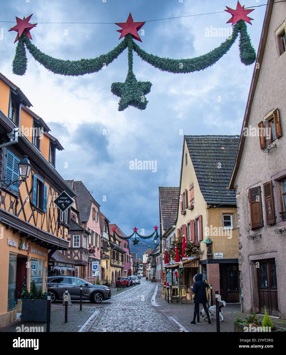 Calles decoradas de navidad hi-res stock photography and images - Alamy
