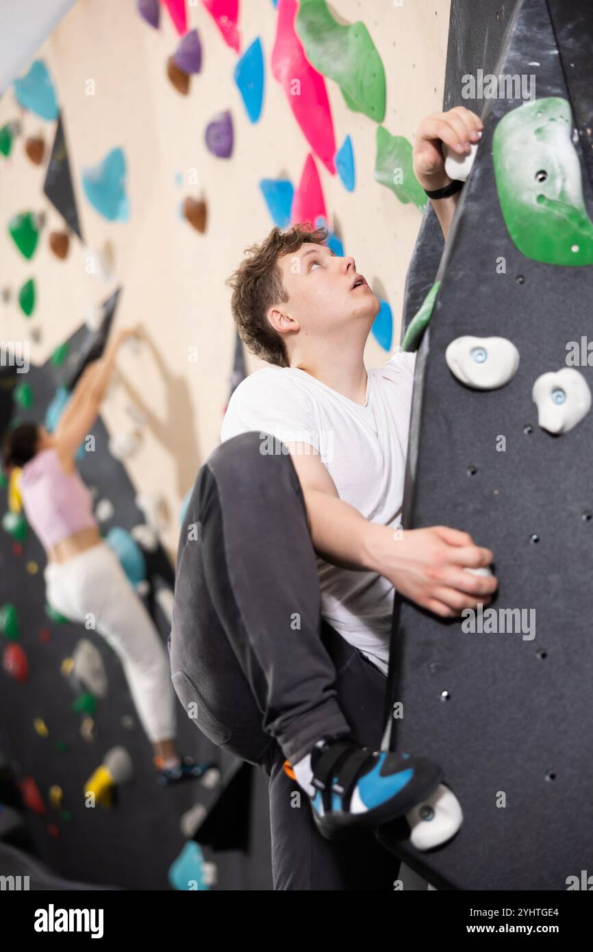 Teenager rock climbing wall hi-res stock photography and images - Alamy