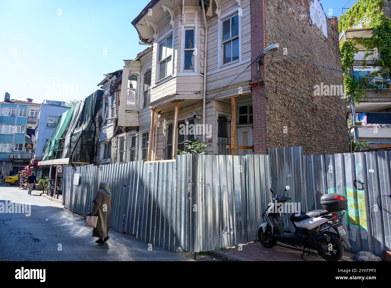 23/10/2024.Fatih distriict, Istanbul, Turkey. A dilapilated wooden ...
