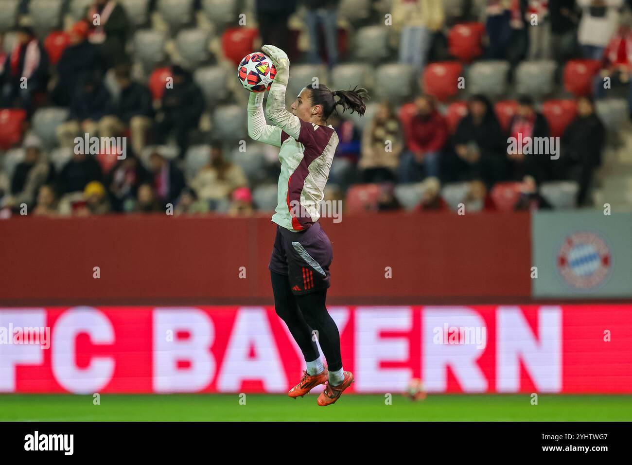 Maria Luisa Grohs (FC Bayern Muenchen, 01) beim Aufwaermen, mit Ball ...