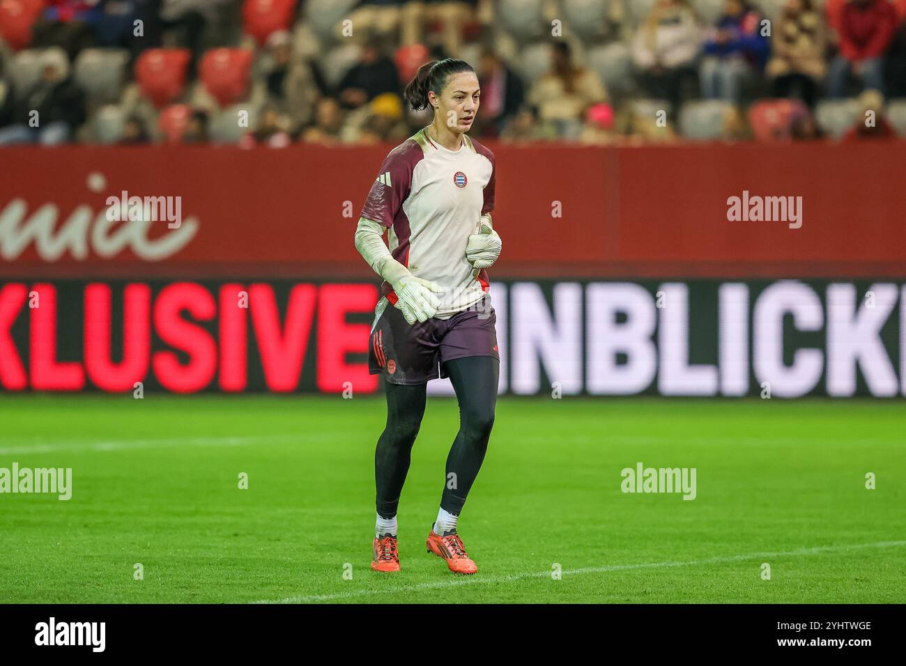 Maria Luisa Grohs (FC Bayern Muenchen, 01) beim Aufwaermen, FC Bayern ...