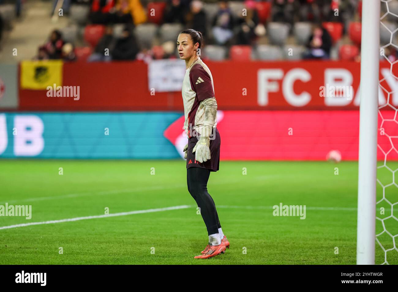 Maria Luisa Grohs (FC Bayern Muenchen, 01) beim Aufwaermen, FC Bayern ...