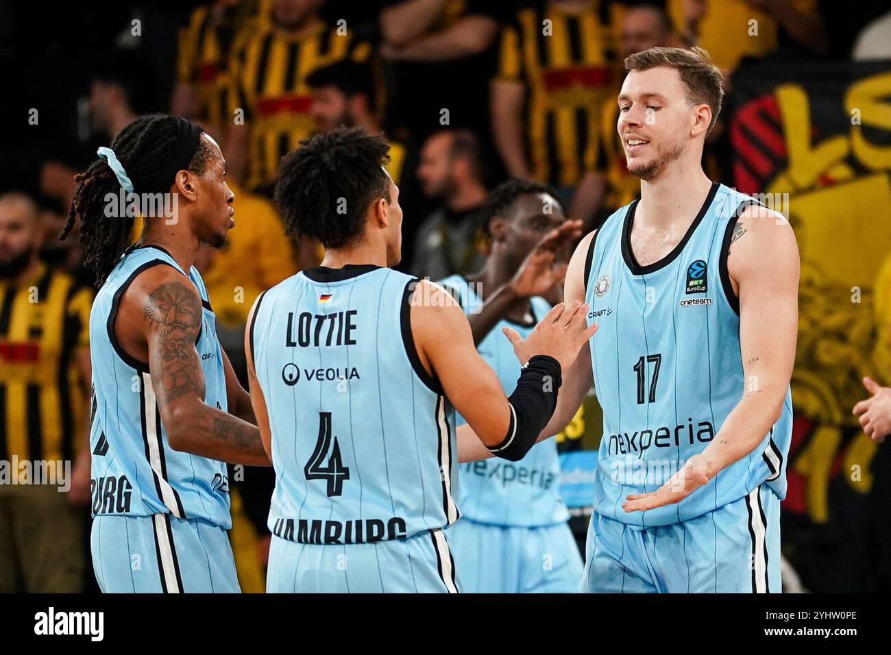 Hamburg, Deutschland. 12th Nov, 2024. Veolia Towers Hamburg jubelt/Jubel, Keondre Kennedy ...