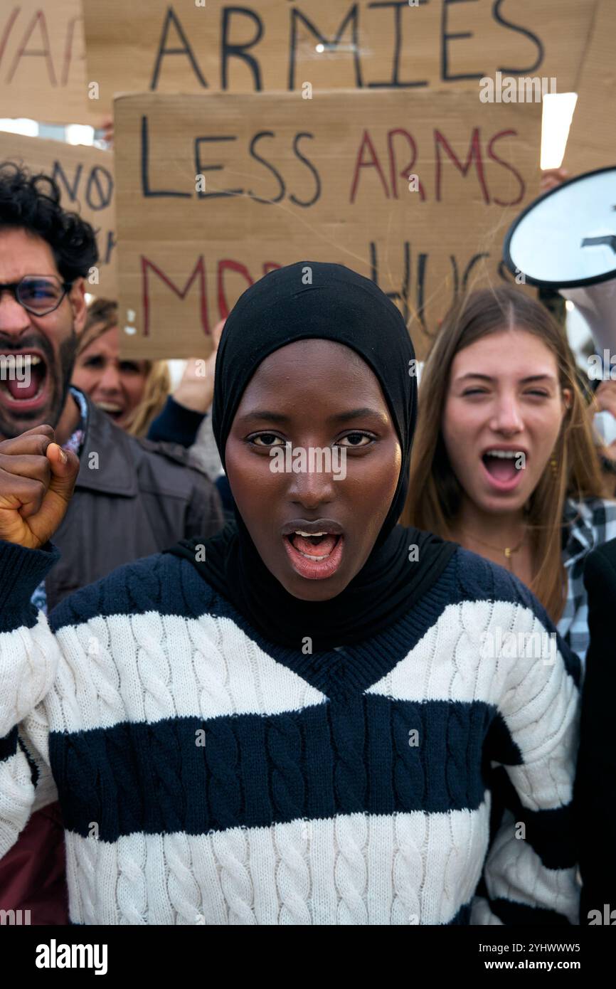 Angry crowd violence hi-res stock photography and images - Alamy