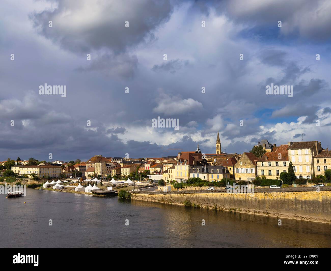 Village scenic along Dordogne River, Bergerac, France Stock Photo - Alamy