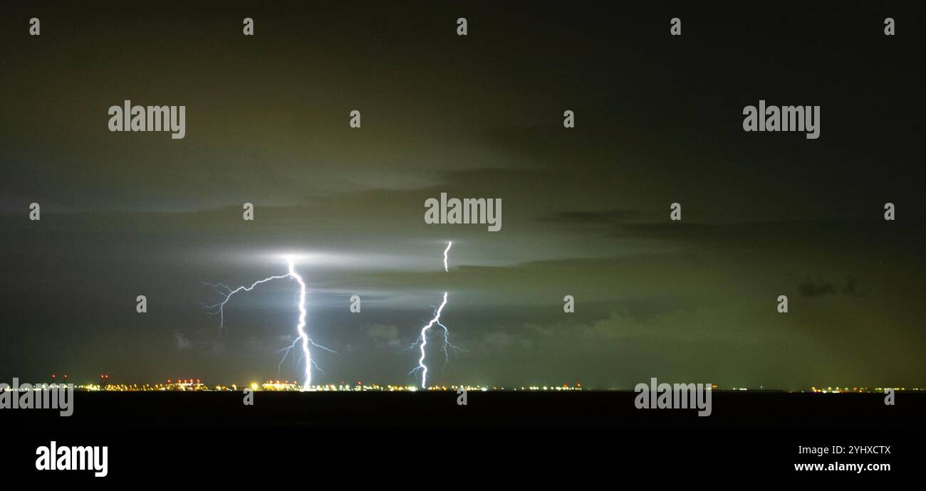 Cloud to ground lightning hi-res stock photography and images - Alamy