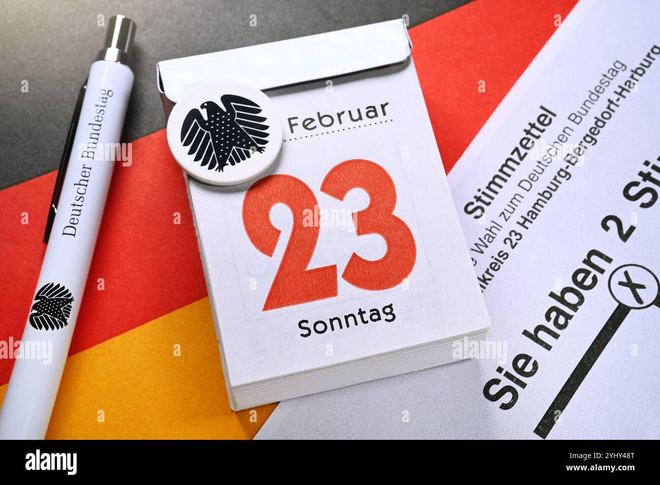 Kalender mit Datum 23. Februar auf Deutschlandfahne, Symbolfoto ...