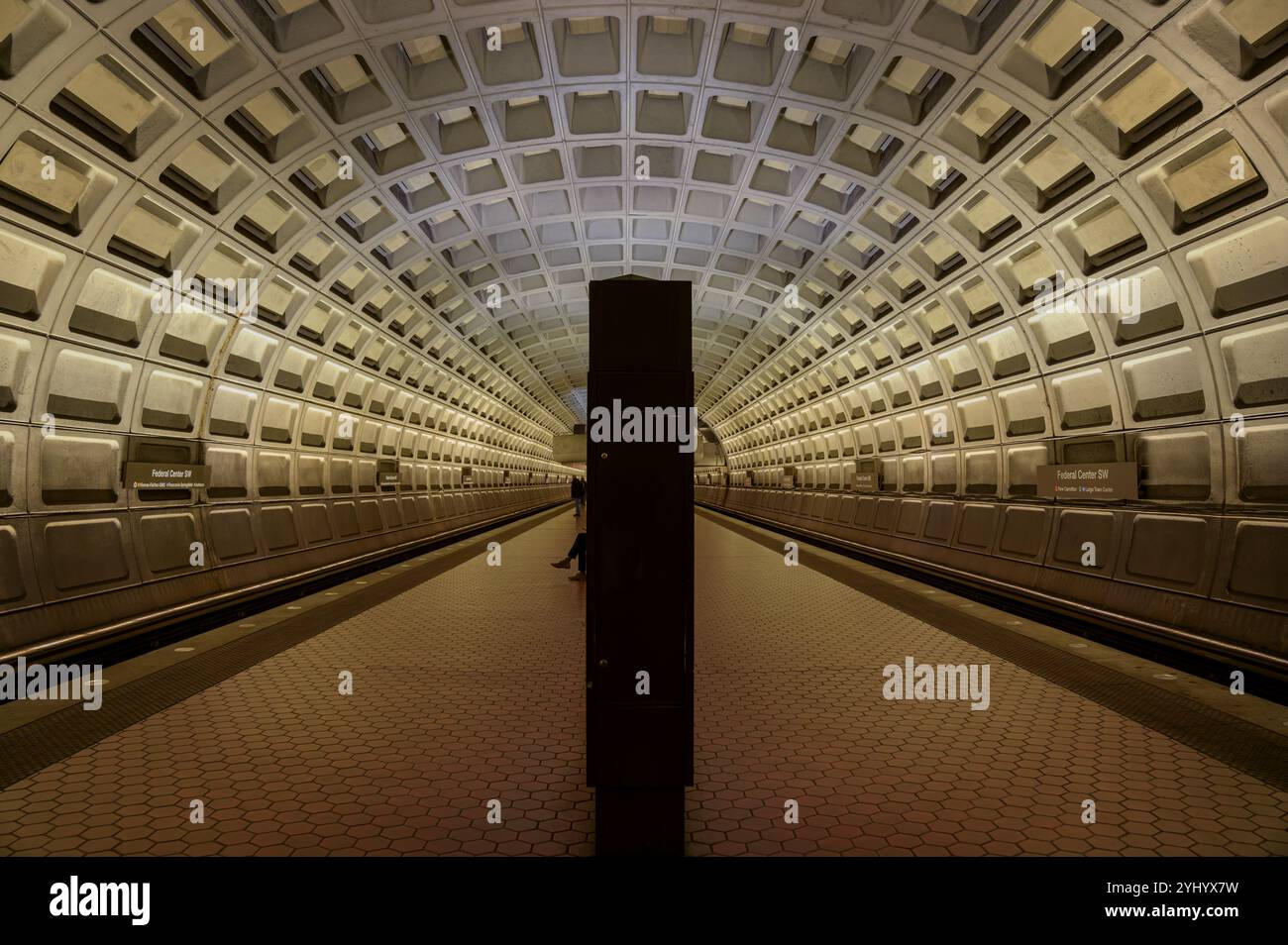 Platform of the metro subway at Federal Center station showing ...