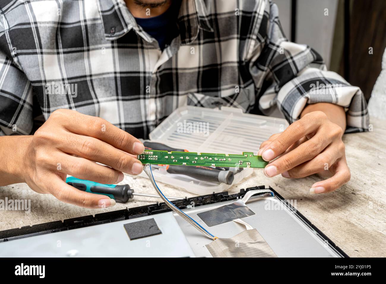 Man repairing broken screen hi-res stock photography and images - Alamy