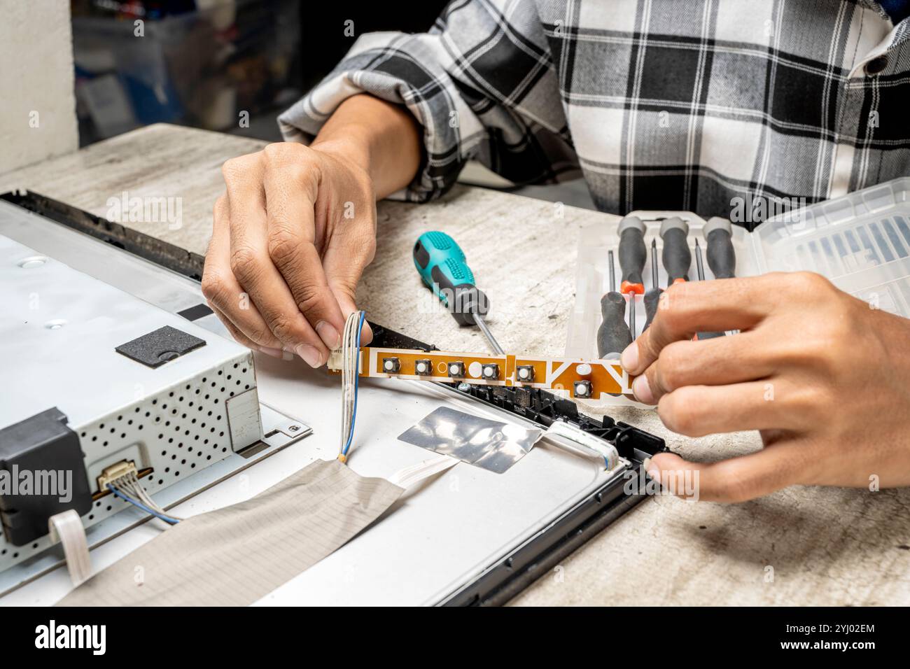 Man repairing broken screen hi-res stock photography and images - Alamy