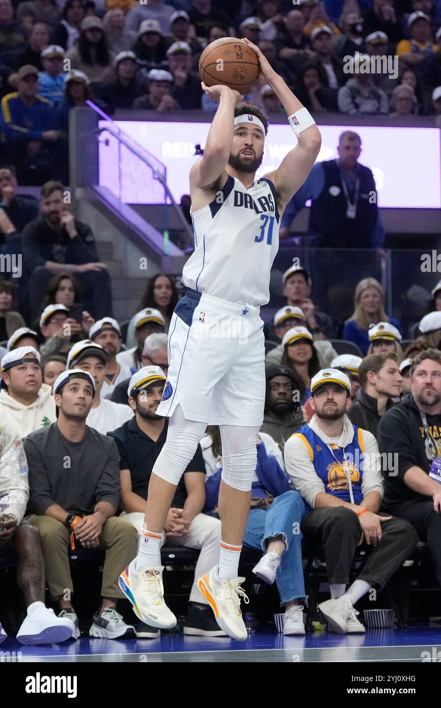 Dallas Mavericks guard Klay Thompson (31) shoots a 3-point basket ...