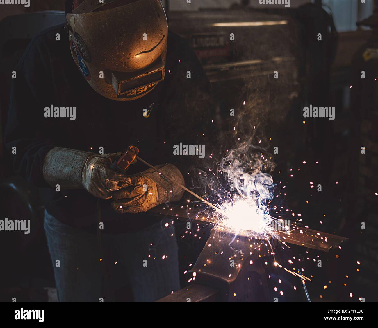 Female metal fabricator hi-res stock photography and images - Alamy