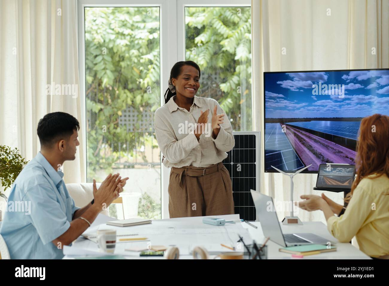 Green screen people clapping hi-res stock photography and images - Alamy