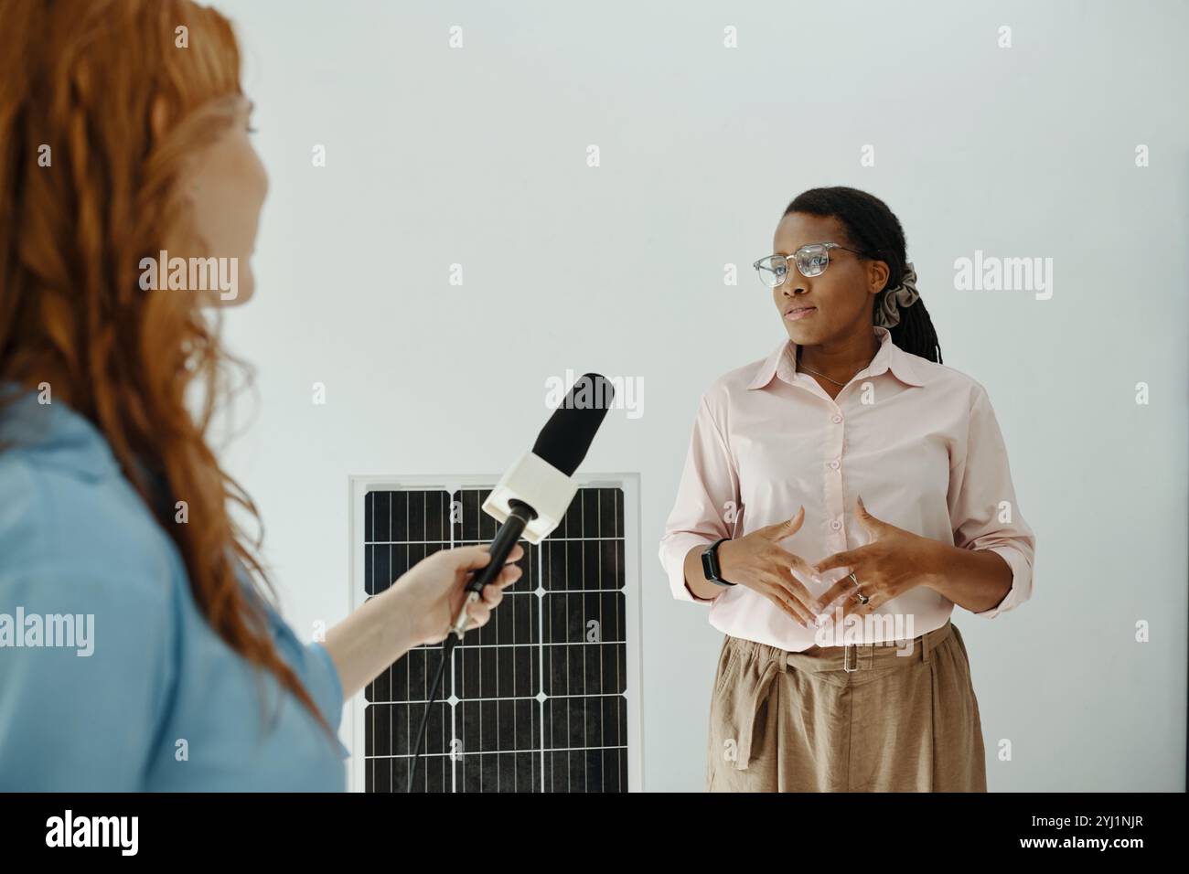 African american journalist talking hi-res stock photography and images ...