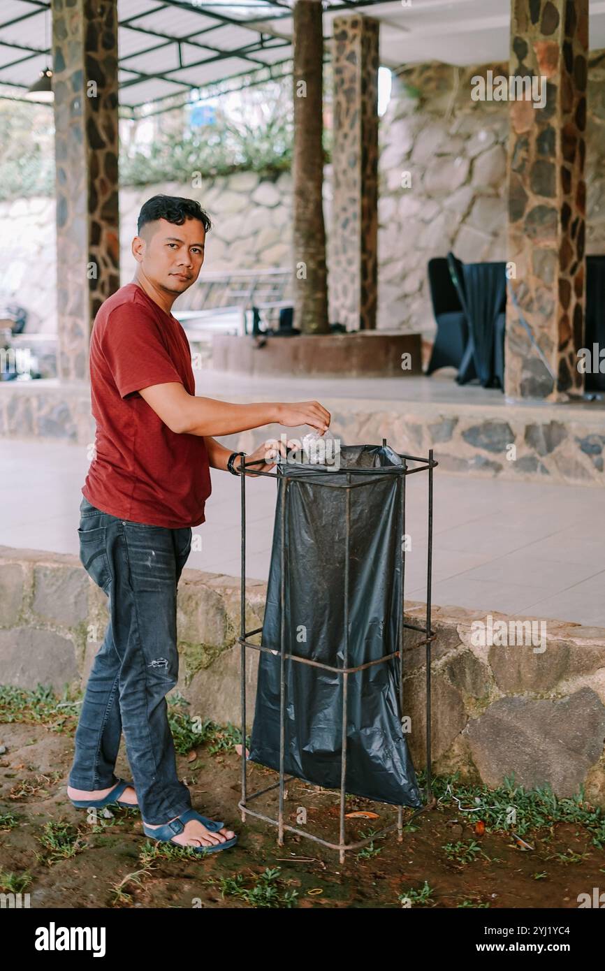 Person disposes rubbish in bin hi-res stock photography and images - Alamy
