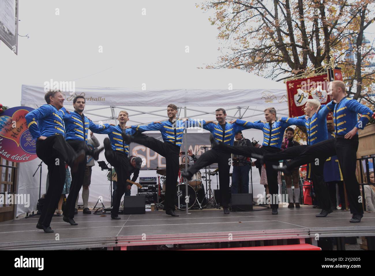 Narrhalla Fahnenregiement Tanz Show Muenchen 11.11.2024 Viktualienmarkt ...