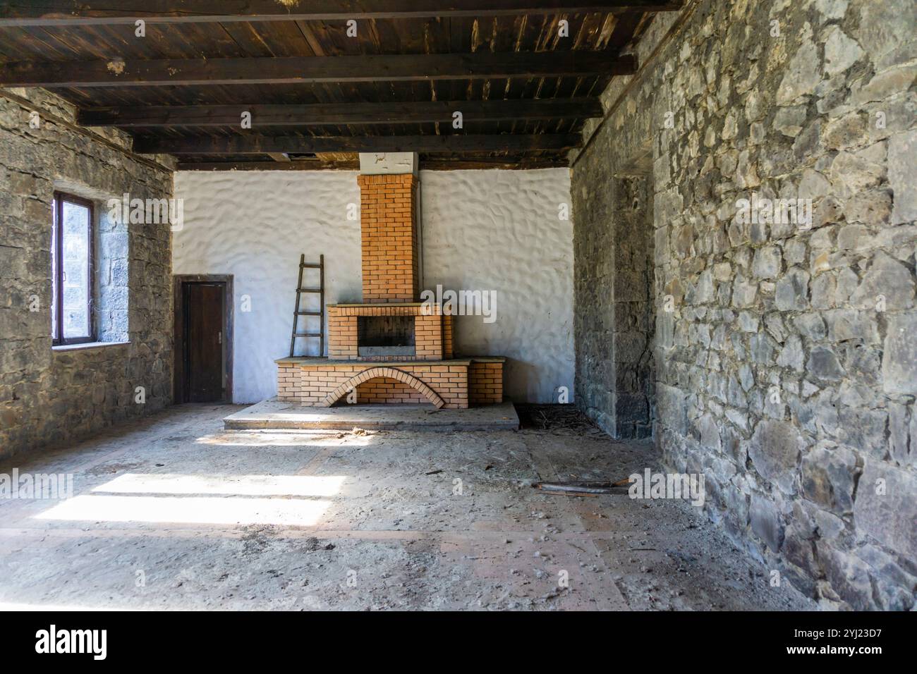 Horizontal stone fireplace hi-res stock photography and images - Alamy