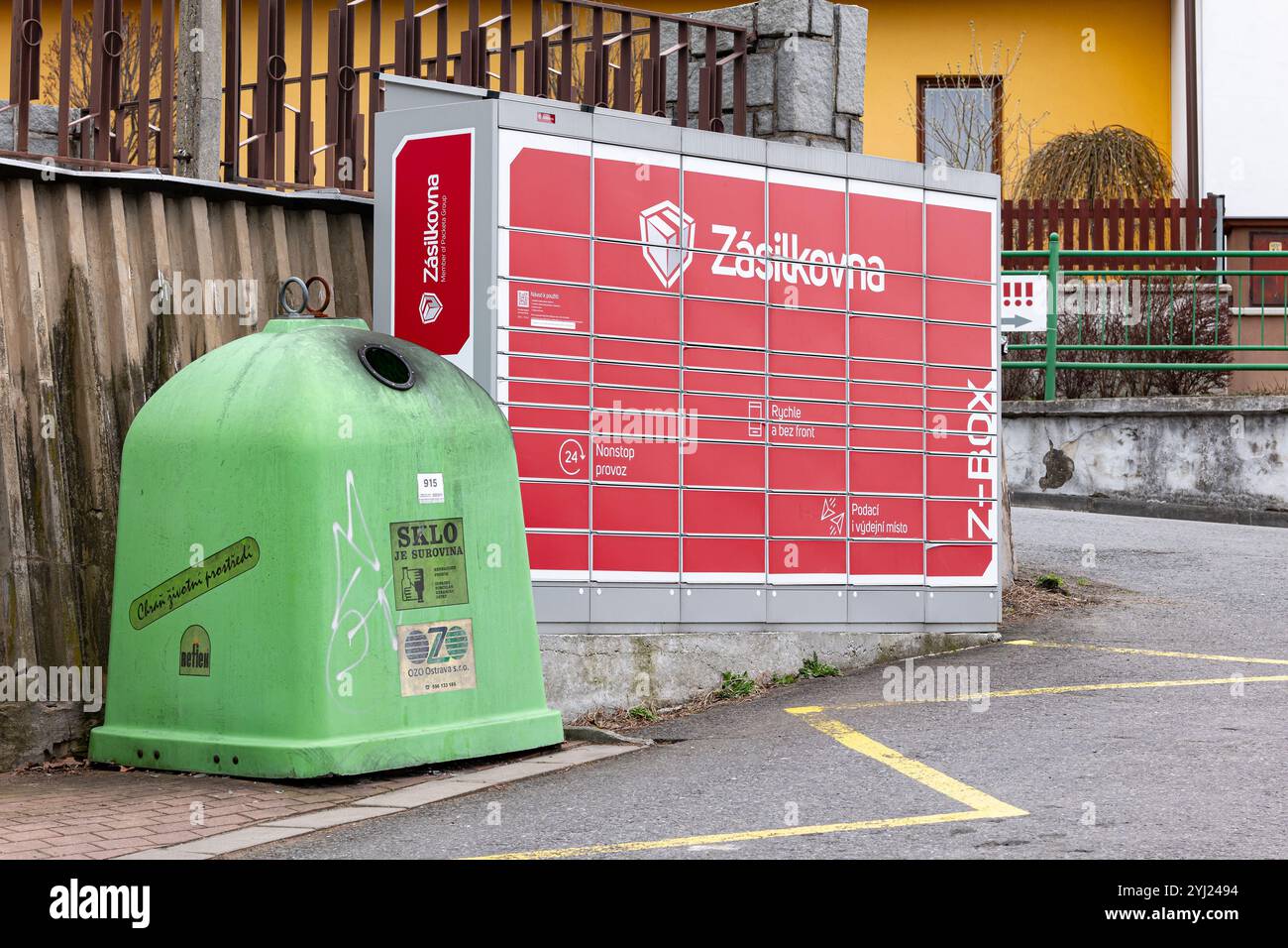 Shop in shipping container hi-res stock photography and images - Alamy