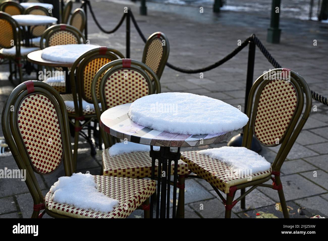 Snow covered dining table hi-res stock photography and images - Alamy
