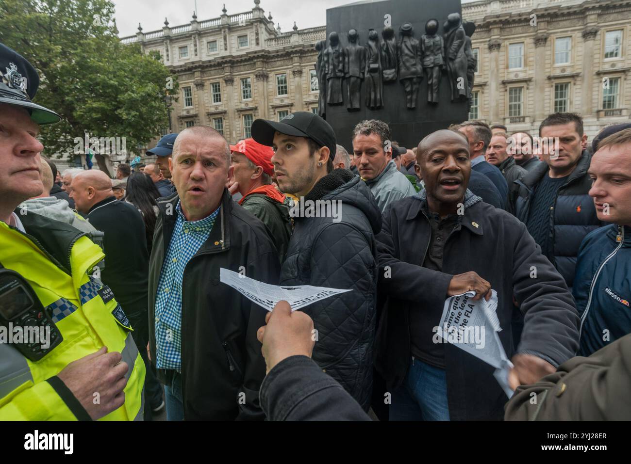 London, UK. 7th October 2017. Police move in in large numbers to get ...