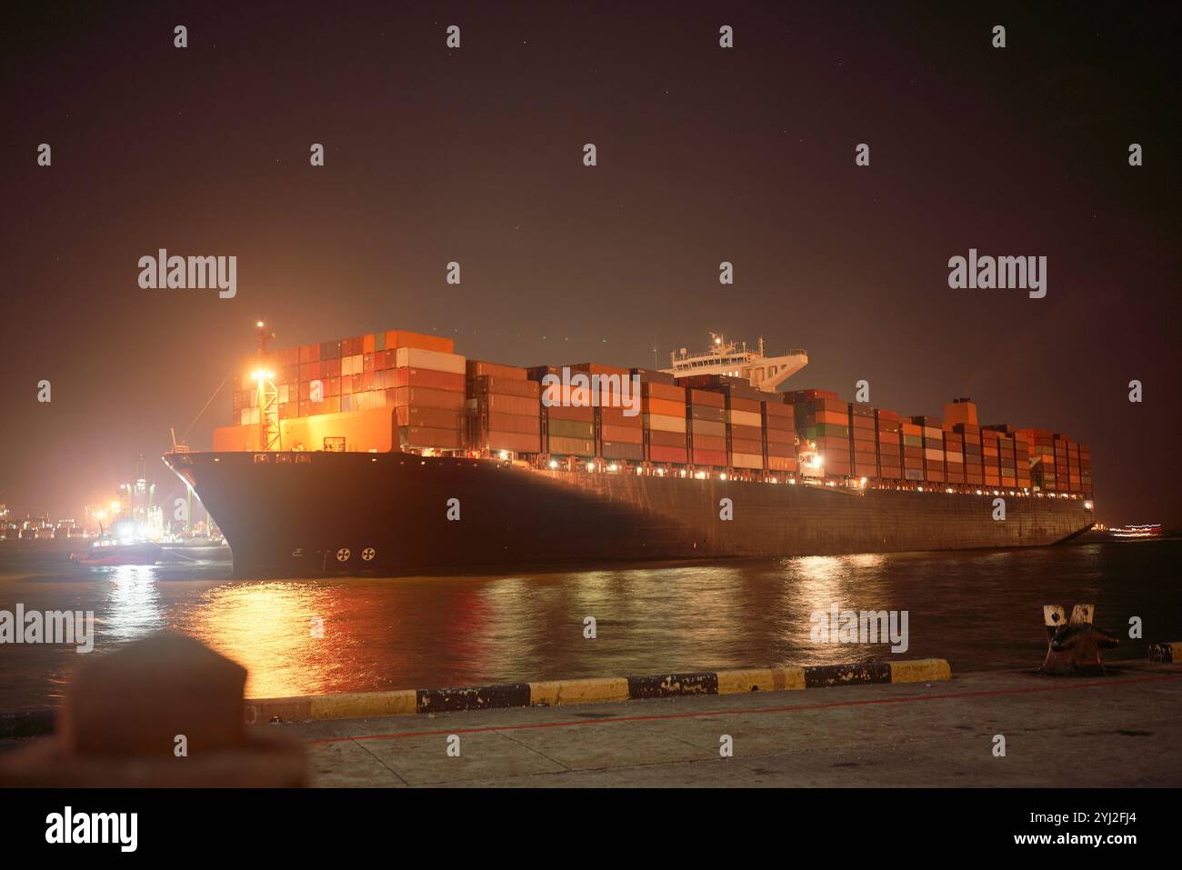 Container ship docked port night hi-res stock photography and images ...