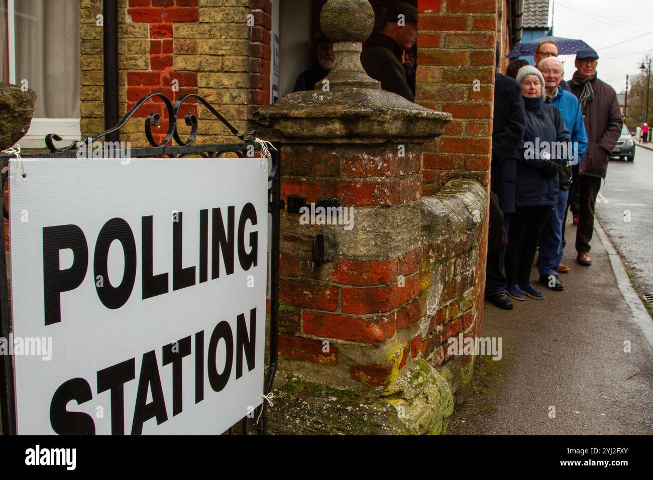 Voters queue church hi-res stock photography and images - Alamy
