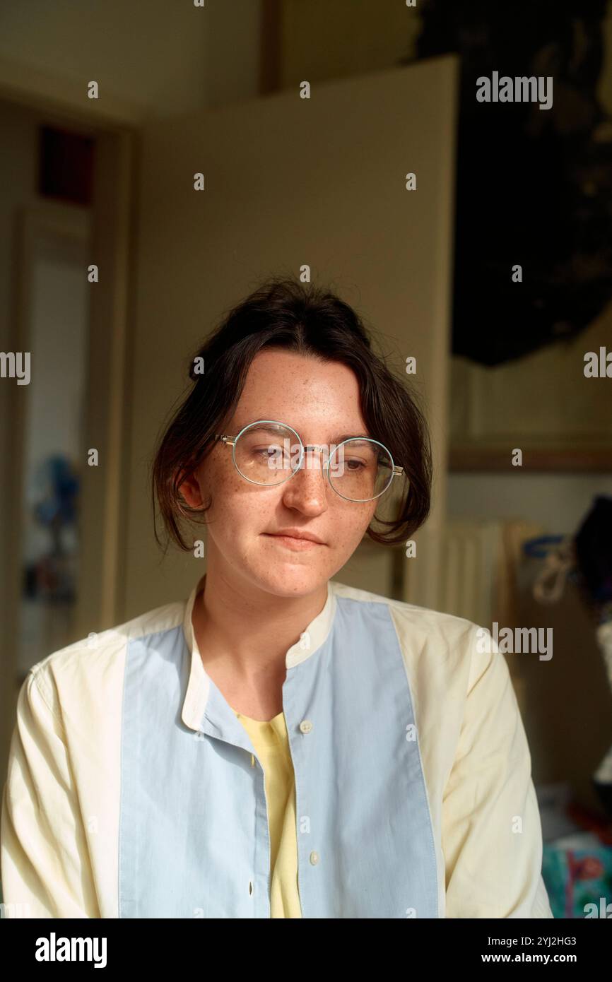 Posing indoors soft lighting hi-res stock photography and images - Alamy