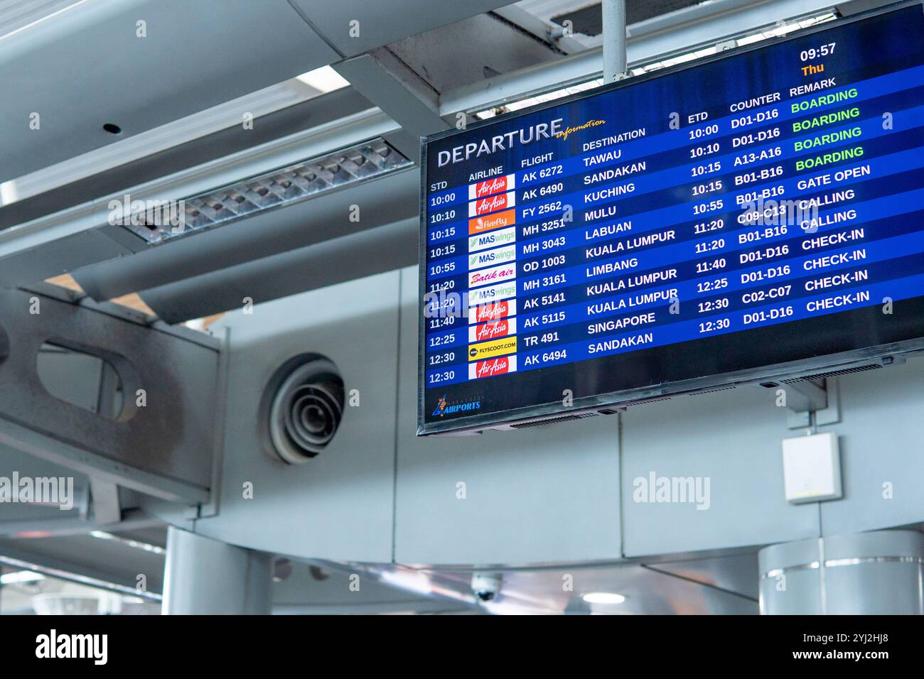 Display board airport hi-res stock photography and images - Alamy
