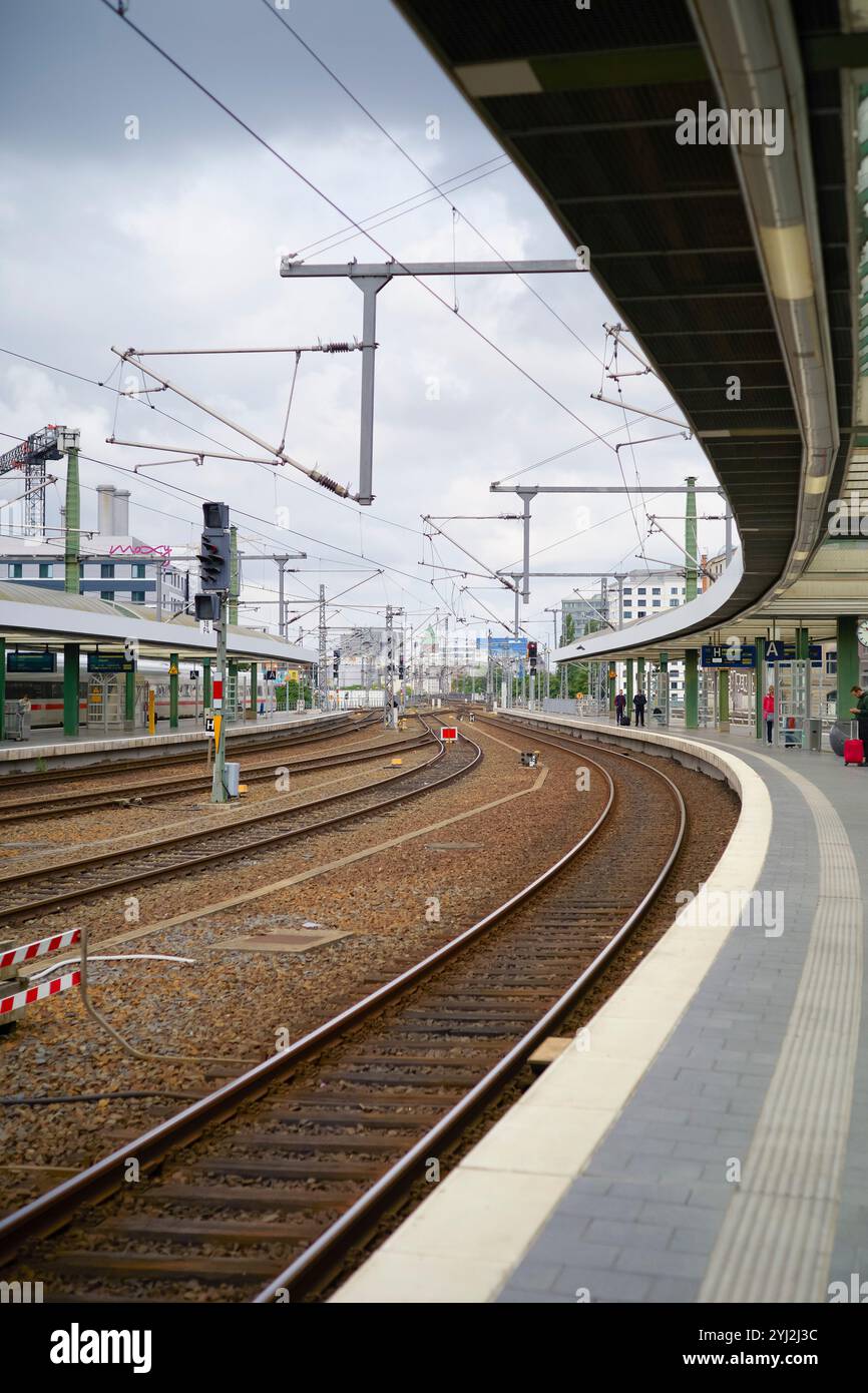 Station platform railway tracks hi-res stock photography and images - Alamy