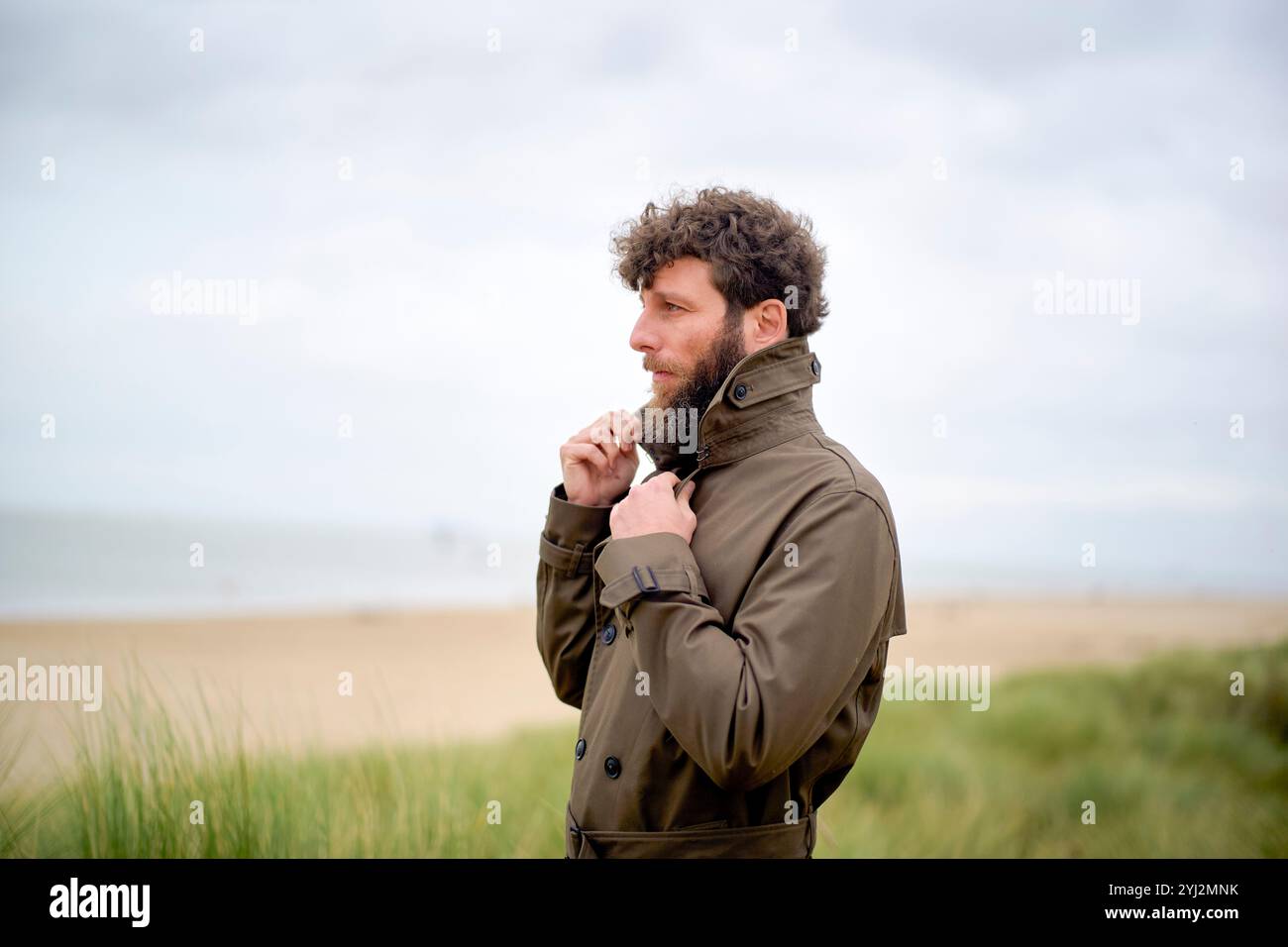 Man zipping jacket hi-res stock photography and images - Alamy