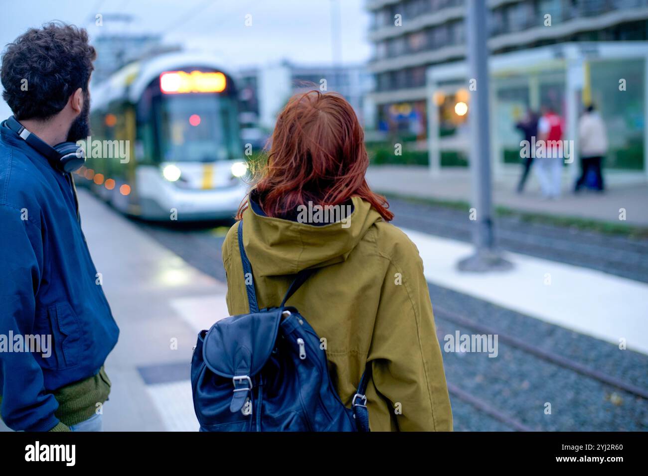 City life two people hi-res stock photography and images - Alamy