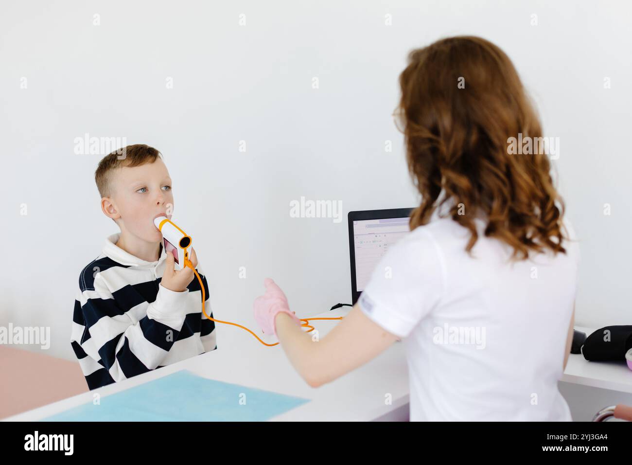 Spirometer doctor hi-res stock photography and images - Alamy