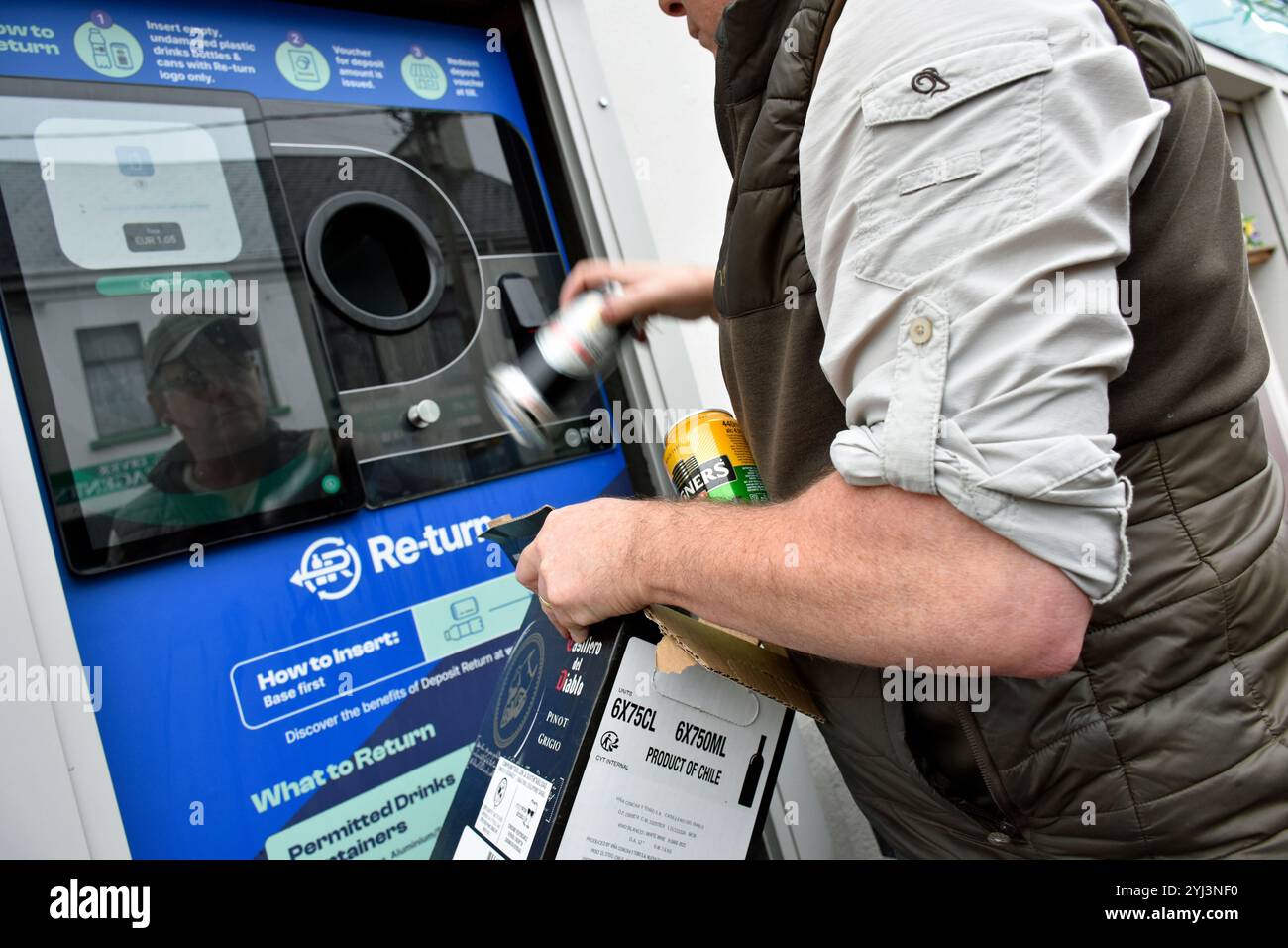 Bottles reverse vending machine hi-res stock photography and images - Alamy