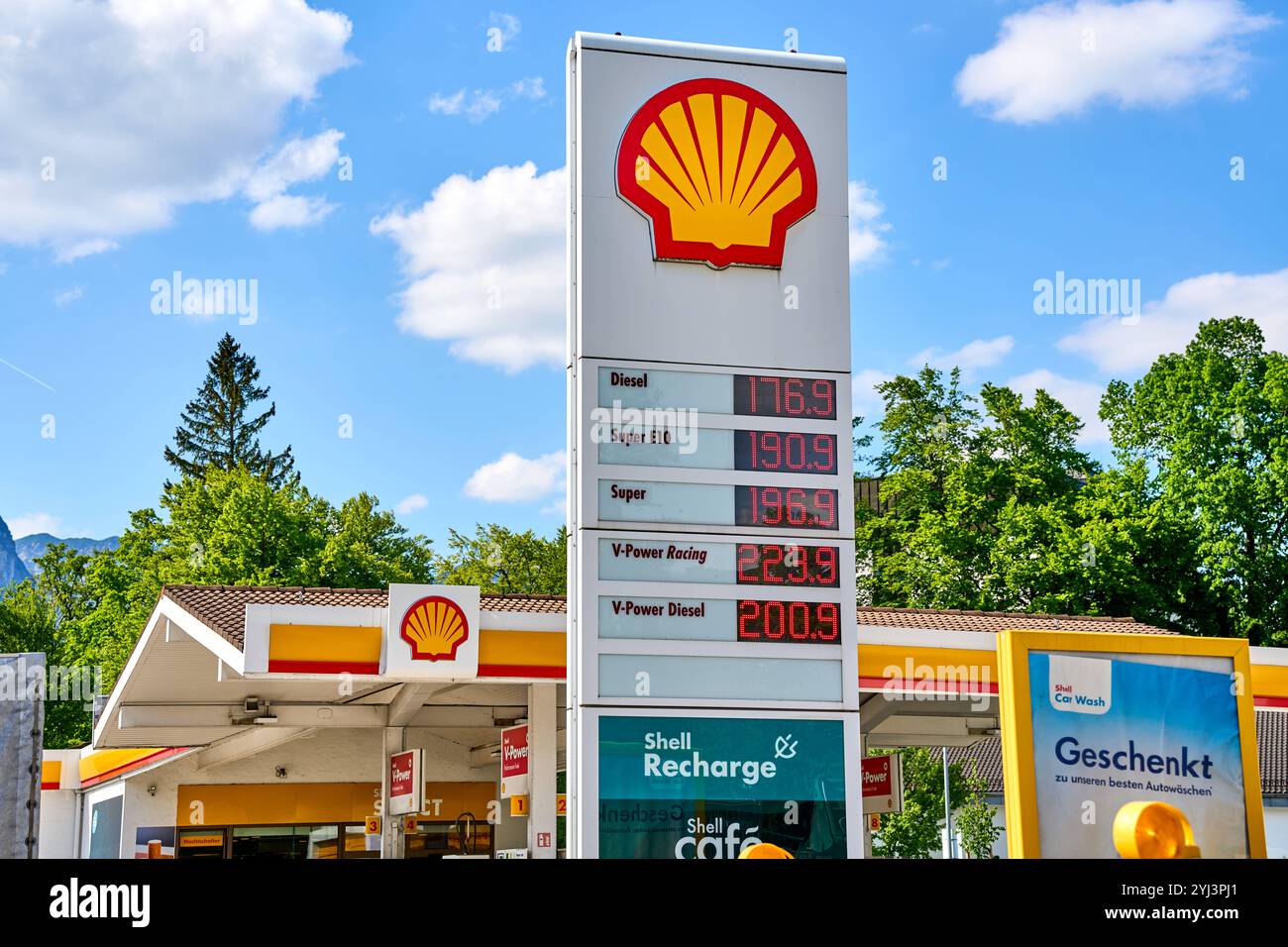 Autotanken hi-res stock photography and images - Alamy