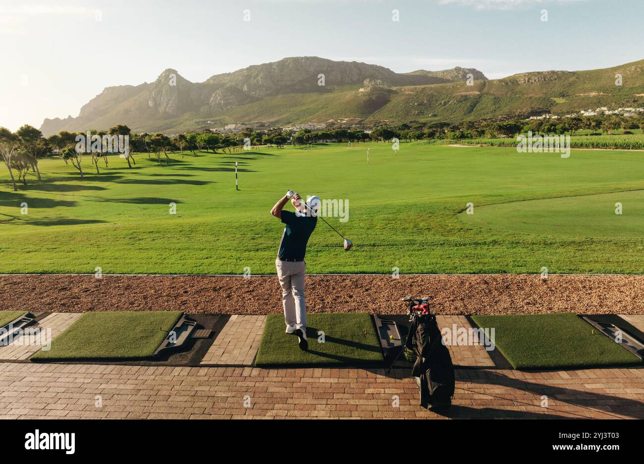 Wide shot golfer on green hi-res stock photography and images - Alamy