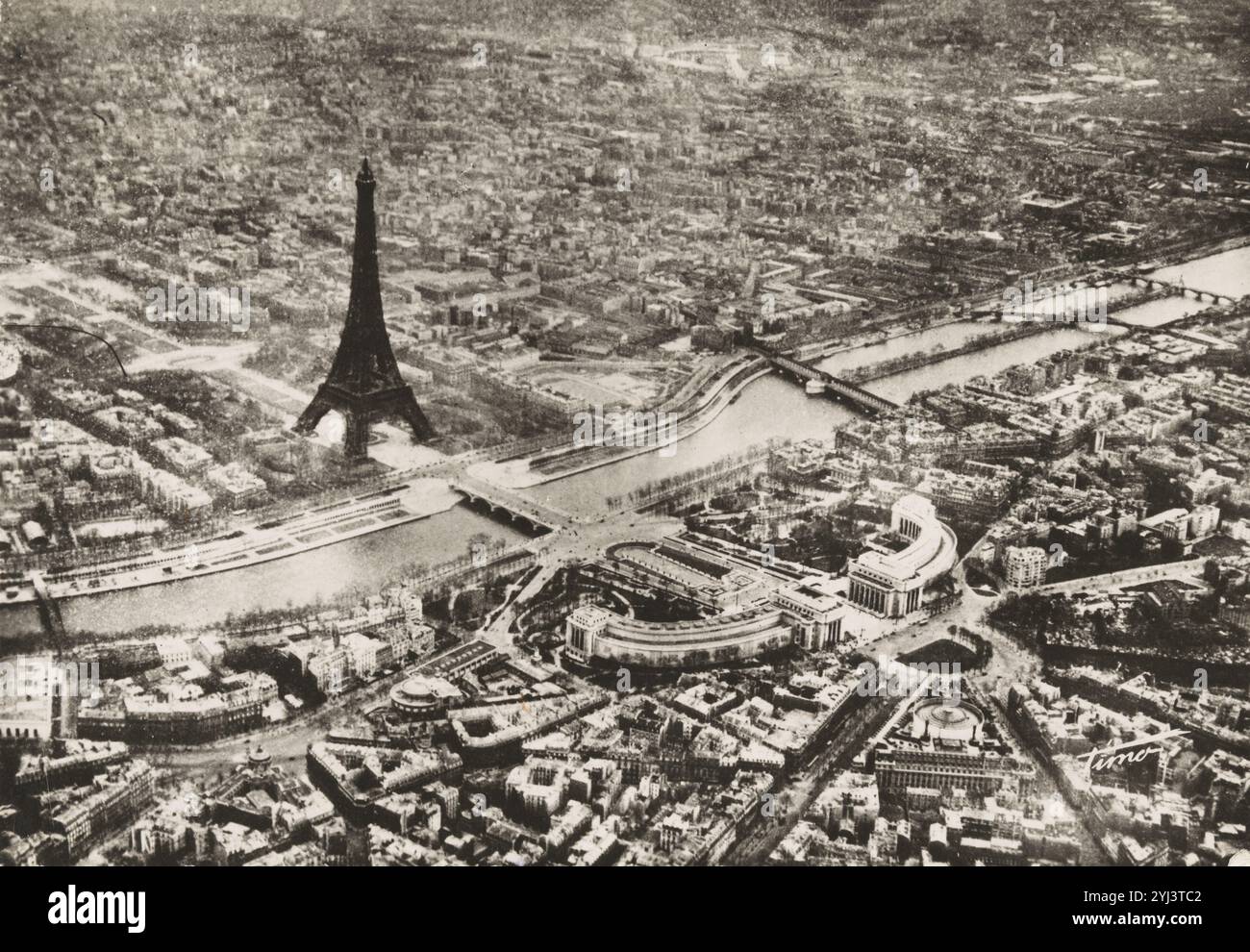 Eiffel tower 1940 hi-res stock photography and images - Alamy