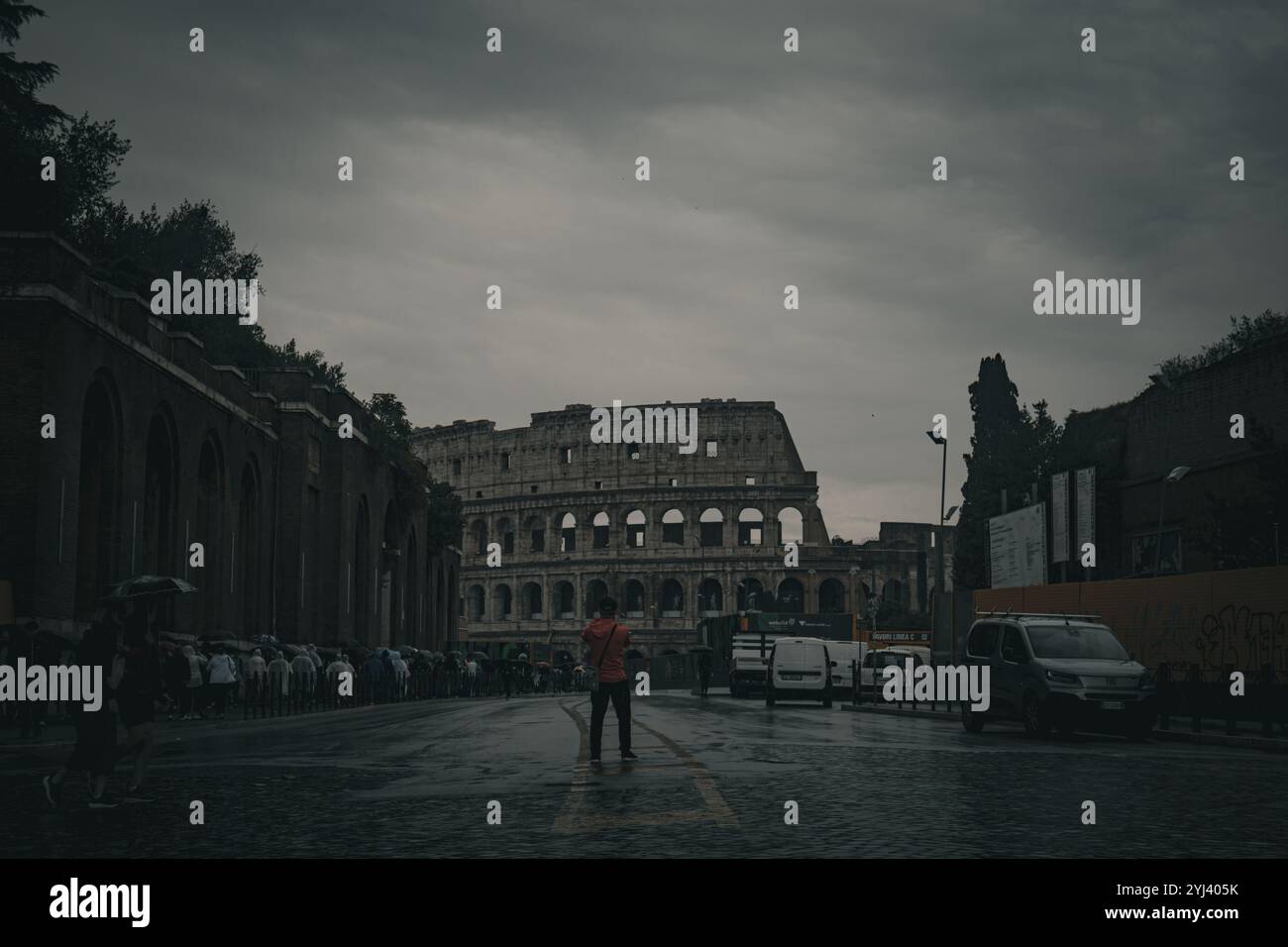 Una tarde de lluvia en Roma mirando al Coliseo Stock Photo - Alamy