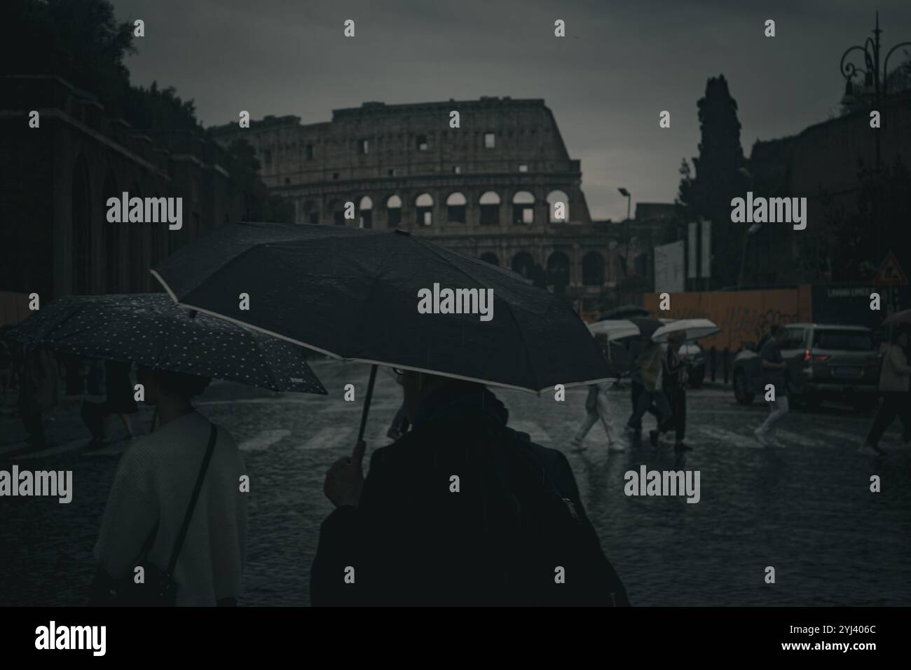 Una tarde de lluvia en Roma mirando al Coliseo Stock Photo - Alamy