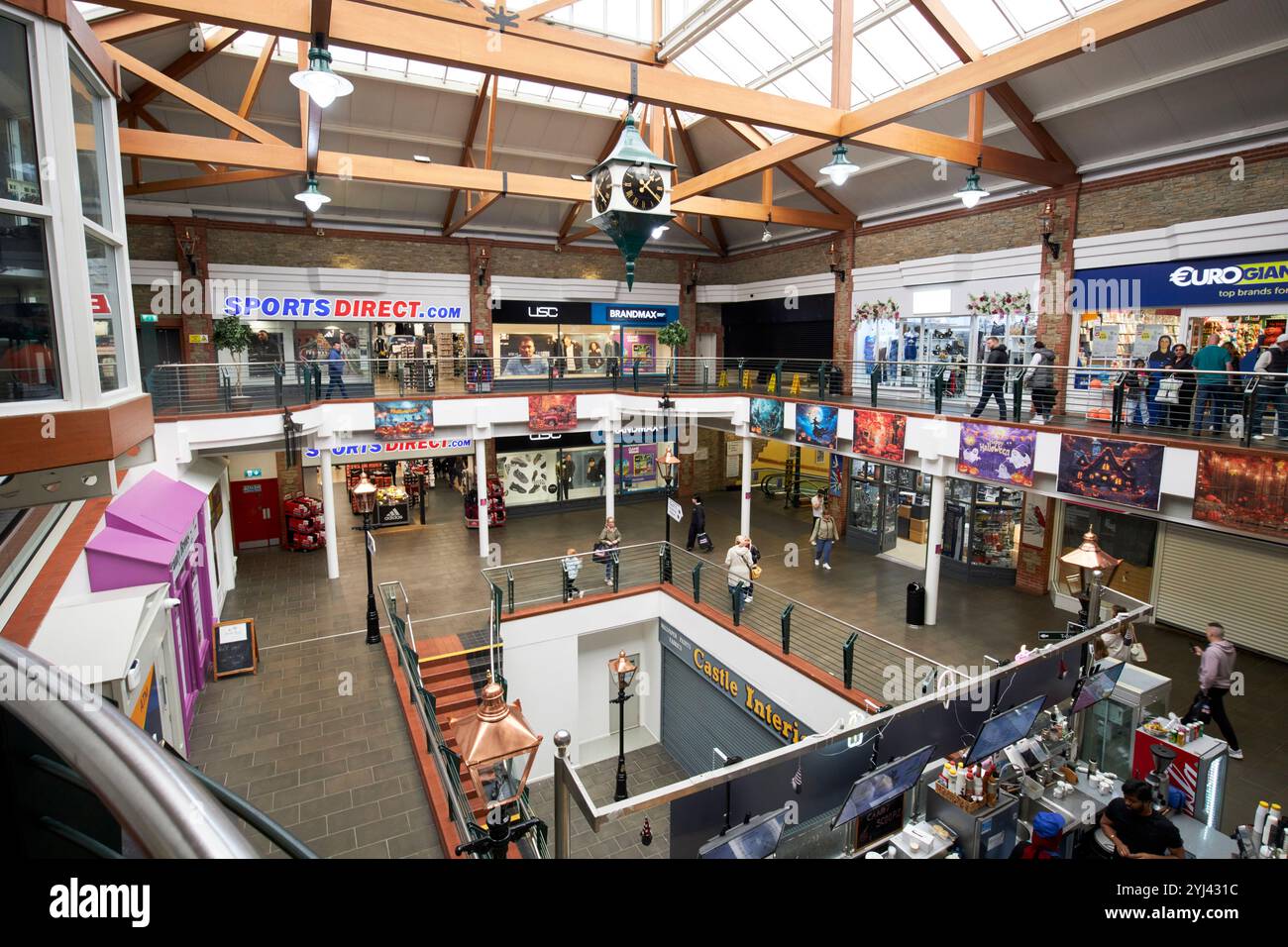 Courtyard shopping centre hi-res stock photography and images - Alamy
